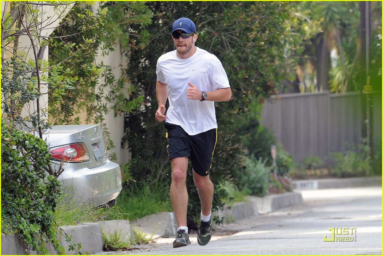 Jake Gyllenhaal Makes a Run For It!: Photo 2525560 | Jake Gyllenhaal ...