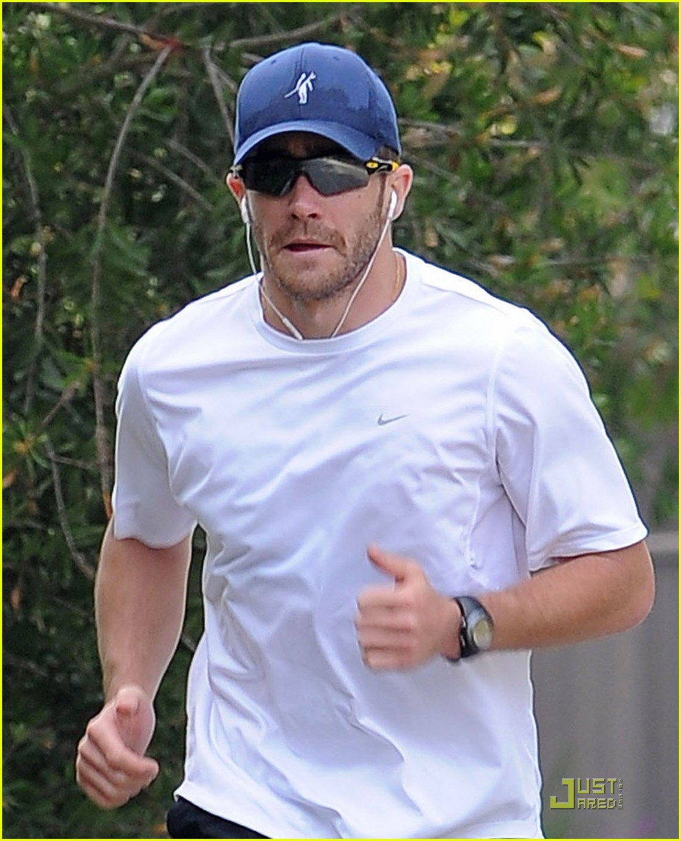 Jake Gyllenhaal Makes a Run For It!: Photo 2525561 | Jake Gyllenhaal ...