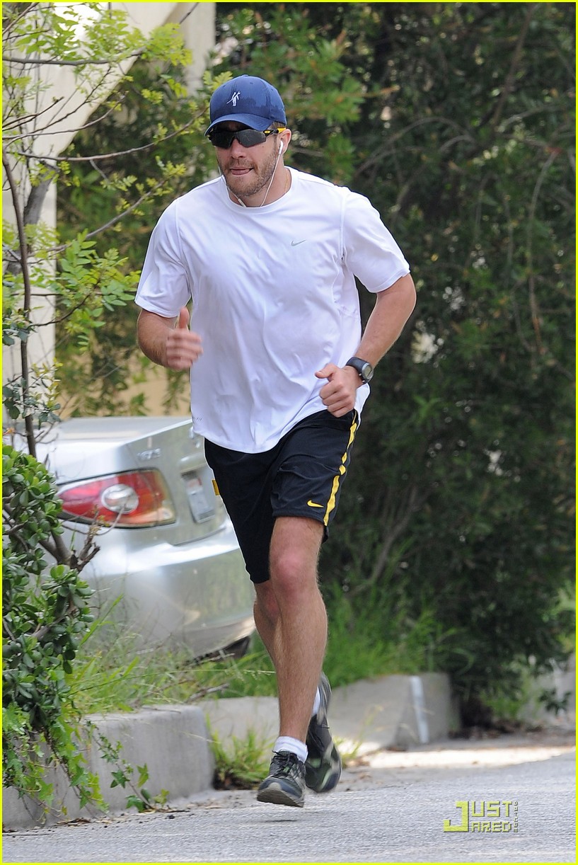 Jake Gyllenhaal Makes a Run For It!: Photo 2525564 | Jake Gyllenhaal ...
