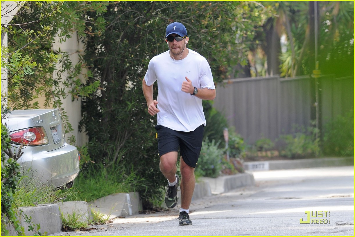 Jake Gyllenhaal Makes a Run For It!: Photo 2525569 | Jake Gyllenhaal ...