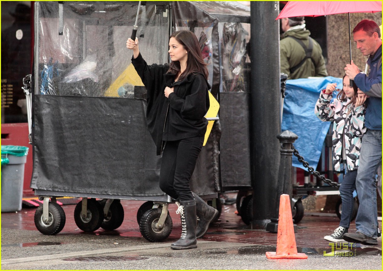 Kristin Kreuk Enters the '17th Precinct': Photo 2529287 | Kristin Kreuk ...