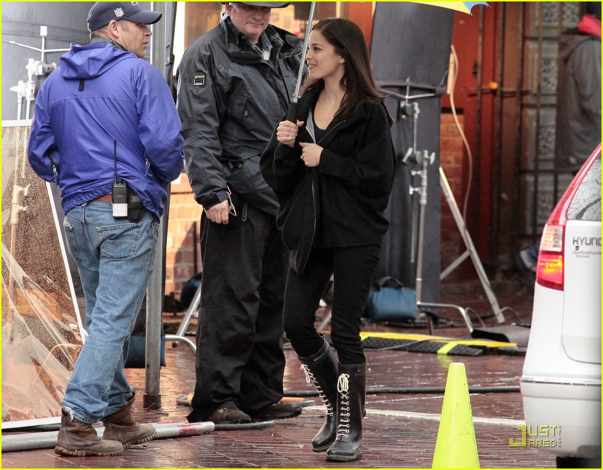 Kristin Kreuk Enters the '17th Precinct': Photo 2529290 | Kristin Kreuk ...