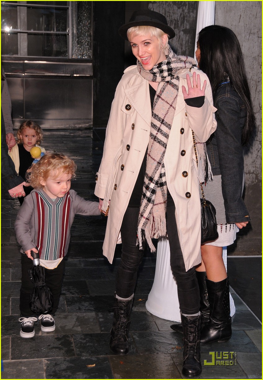 Ashlee Simpson: Milk + Bookies Story Time with Bronx!: Photo 2529069 ...