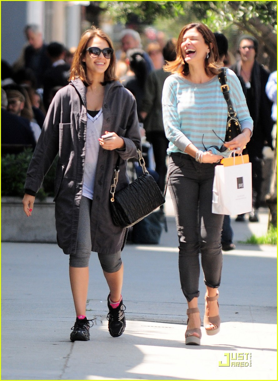 Jessica Alba: Red Velvet Cake Ball Baker: Photo 2537274 | Jessica Alba ...