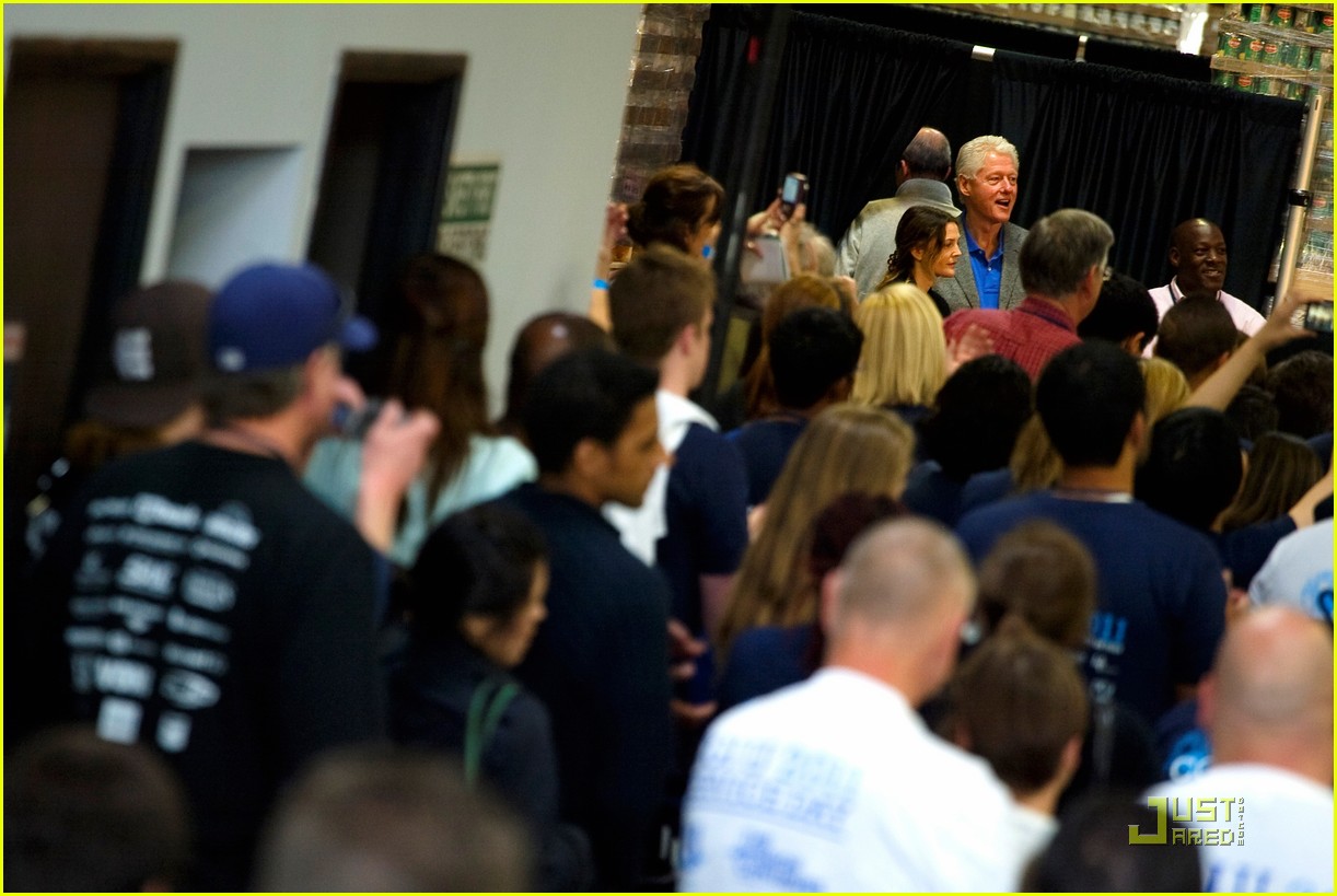 Drew Barrymore & Mandy Moore: Food Bank Buddies: Photo 2532585 | Bill ...