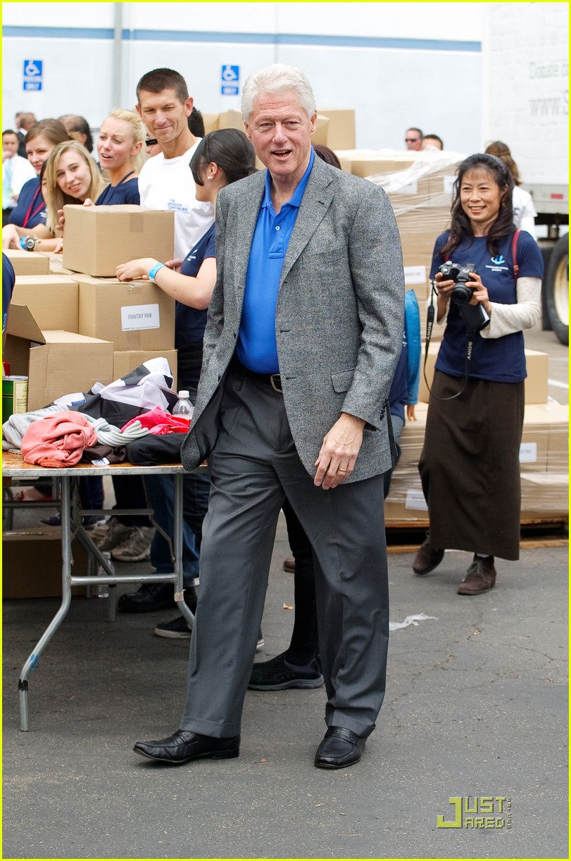 Drew Barrymore & Mandy Moore: Food Bank Buddies: Photo 2532588 | Bill ...