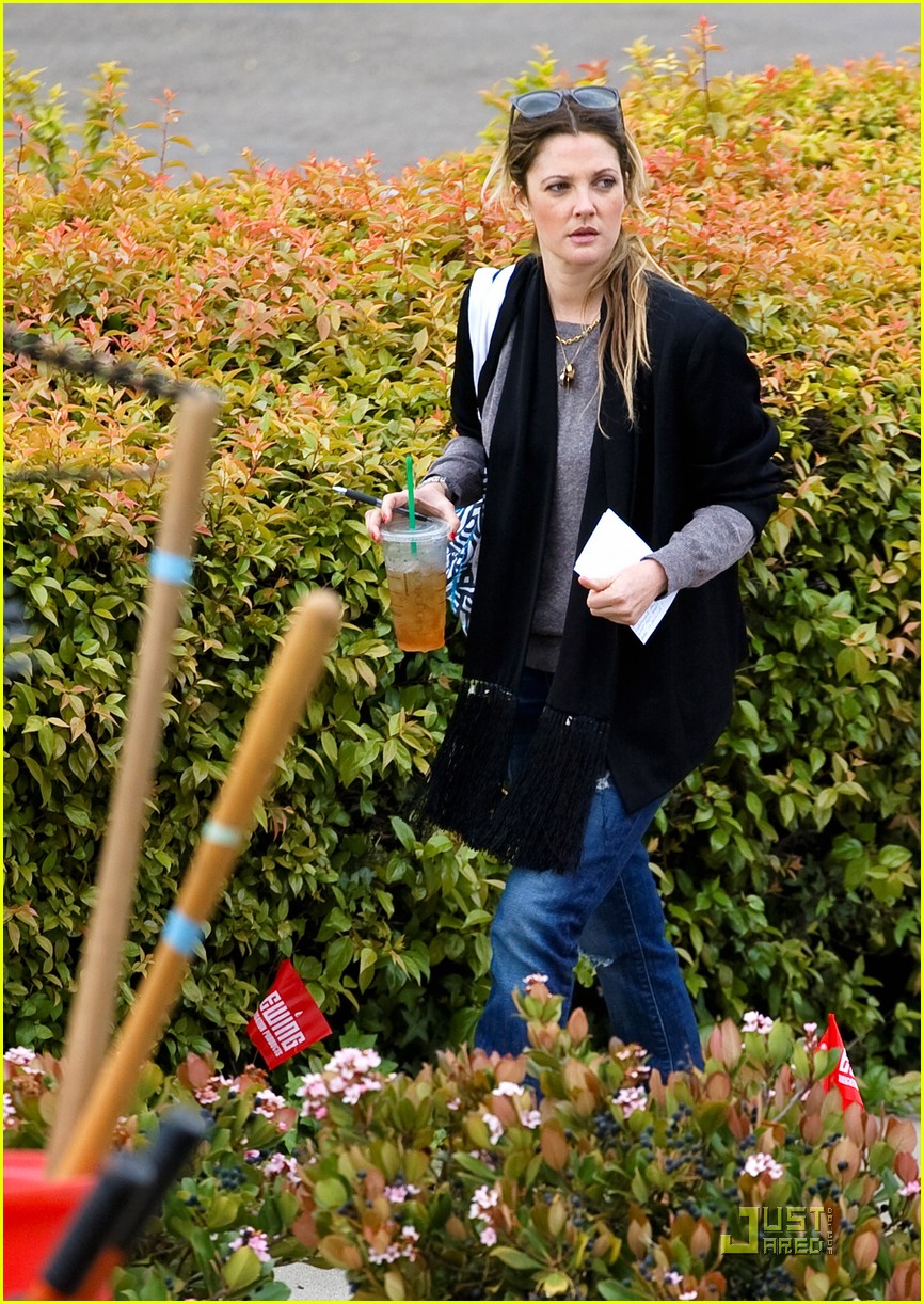 Drew Barrymore & Mandy Moore: Food Bank Buddies: Photo 2532590 | Bill ...