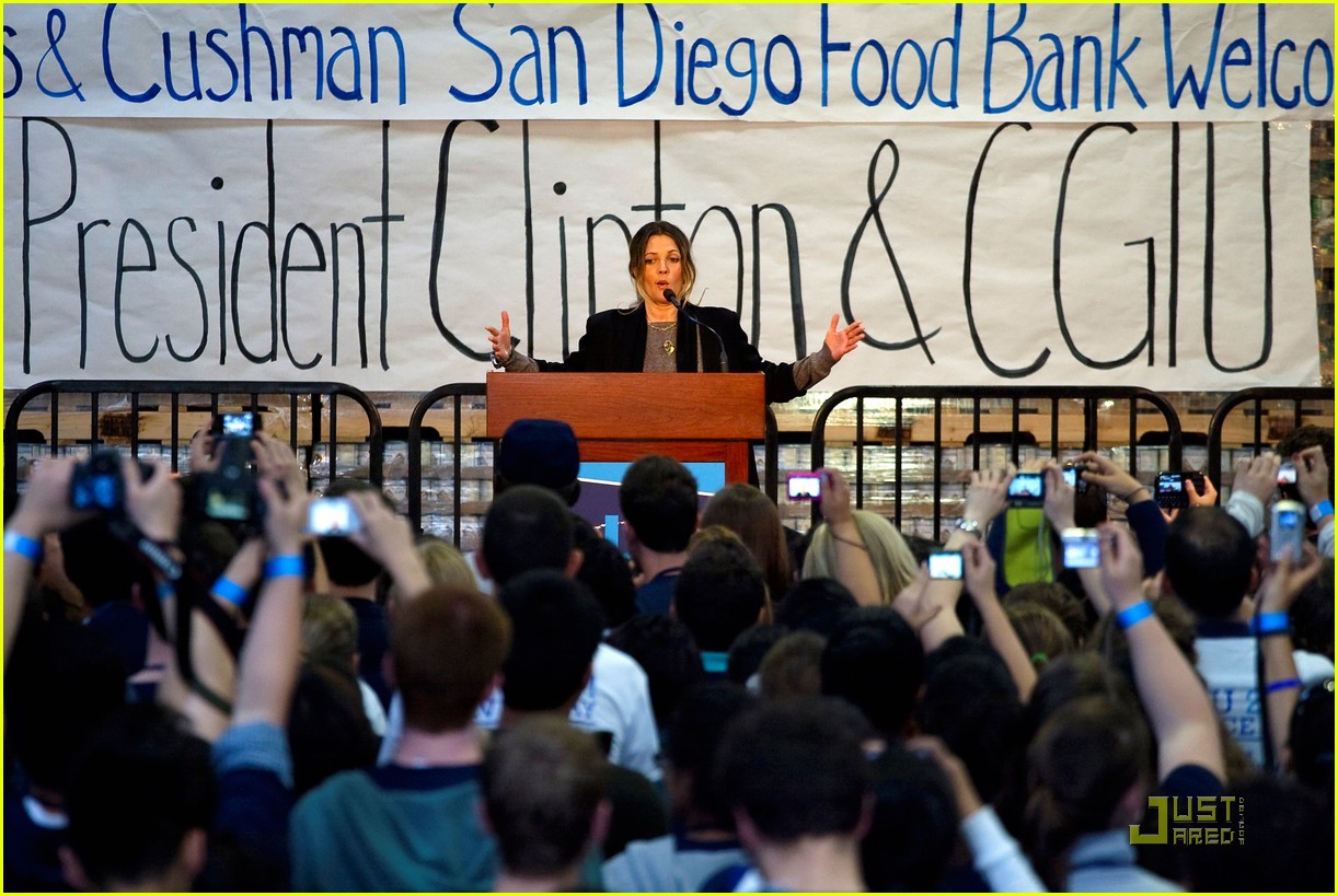 Drew Barrymore & Mandy Moore: Food Bank Buddies: Photo 2532593 | Bill ...