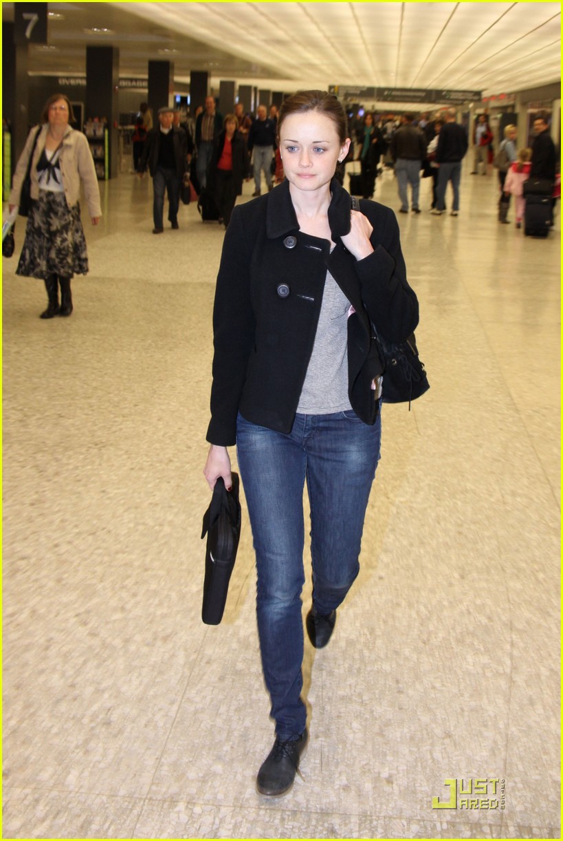 Alexis Bledel: Washington D.C. Arrival!: Photo 2534305 | Alexis Bledel ...