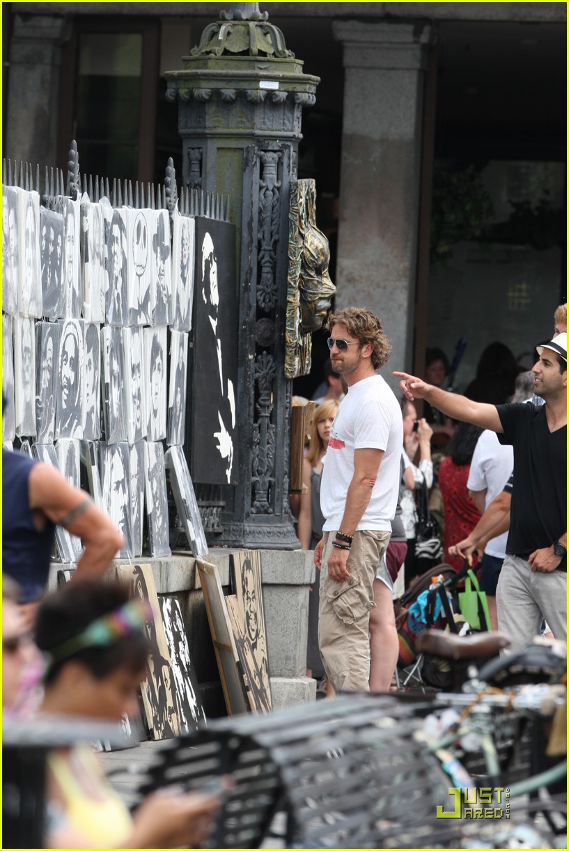 Gerard Butler Loves Local Art: Photo 2538117 | Gerard Butler Photos ...