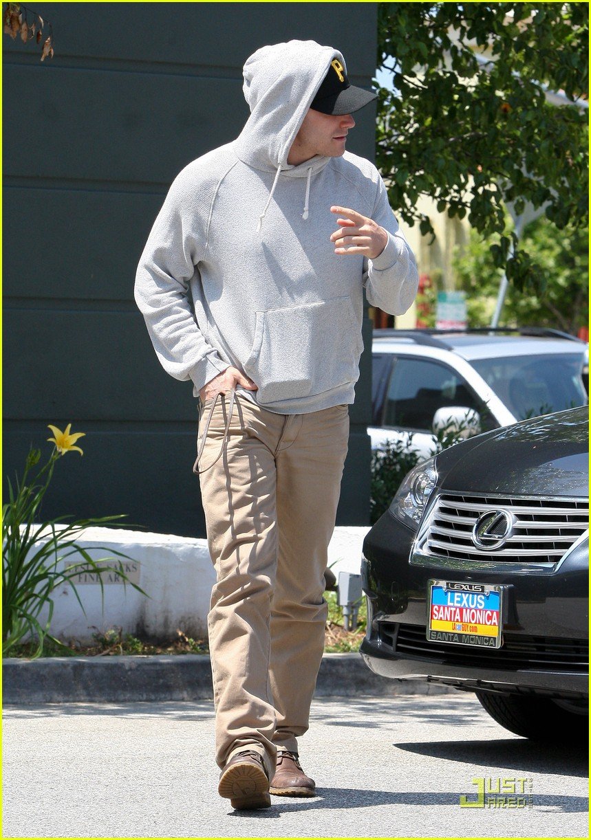 Jake Gyllenhaal Gets a Taste of Tavern: Photo 2537451 | Jake Gyllenhaal ...