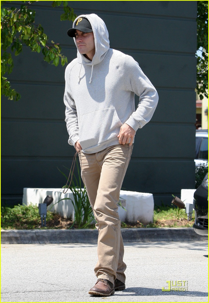 Jake Gyllenhaal Gets a Taste of Tavern: Photo 2537455 | Jake Gyllenhaal ...
