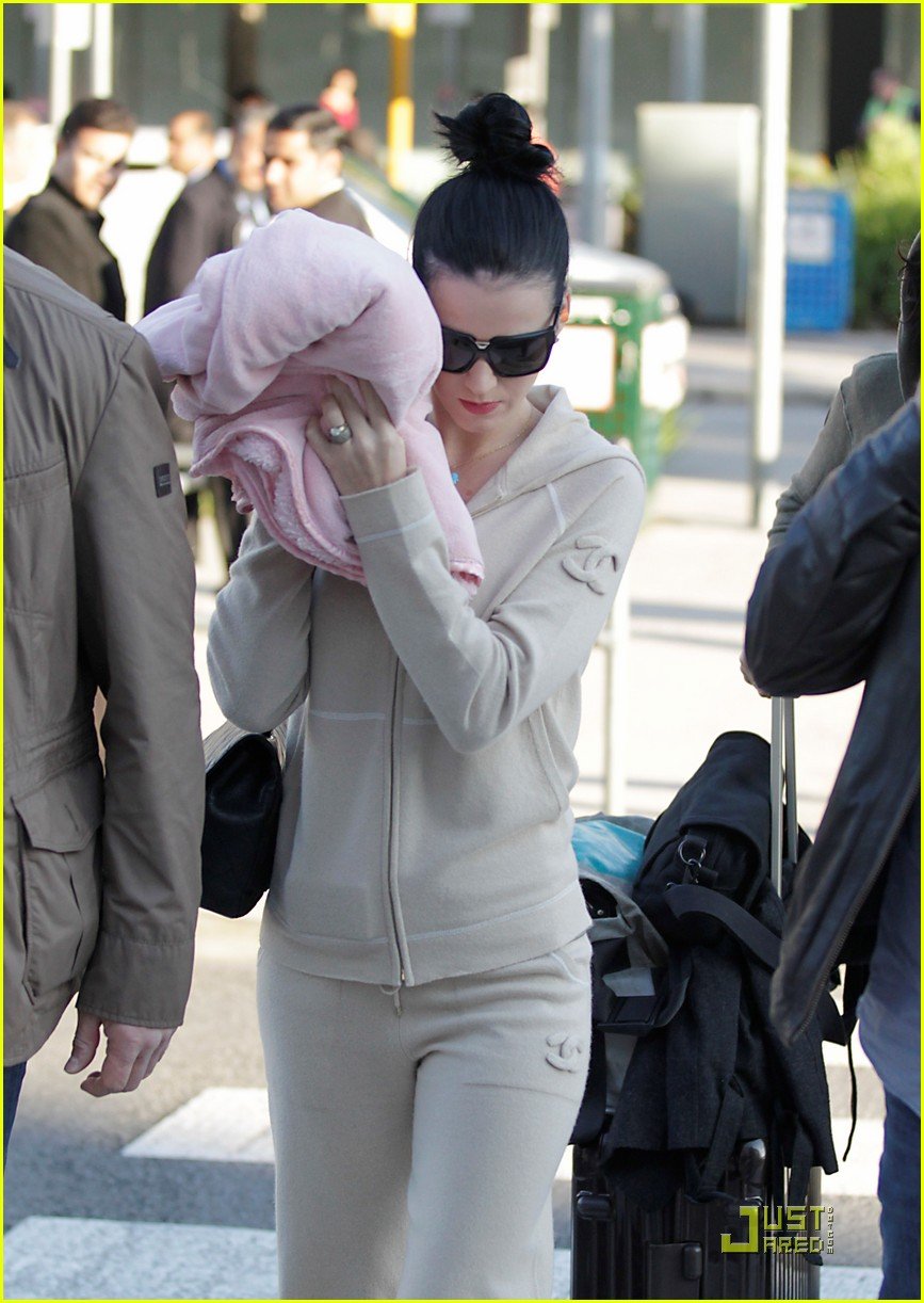 Katy Perry Makes It To Melbourne: Photo 2538884 | Katy Perry Pictures ...