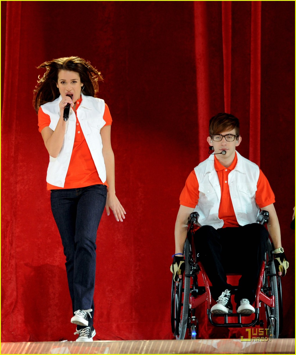 Lea Michele: Glee Tour Hits Los Angeles!: Photo 2548116 | Glee, Lea ...