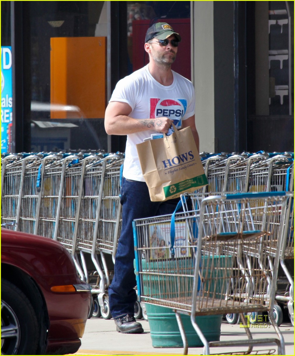 Seann William Scott: Malibu Grocery Guy: Photo 2541740 | 00 Photos ...