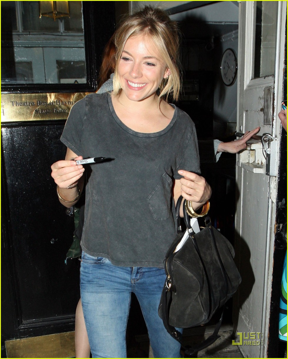 Sienna Miller: Post-Show Smiley!: Photo 2544327 | Sienna Miller Photos ...