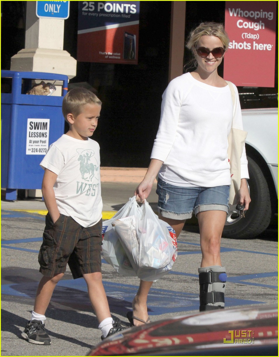 Reese Witherspoon: Brentwood with Deacon!: Photo 2548263 | Celebrity ...
