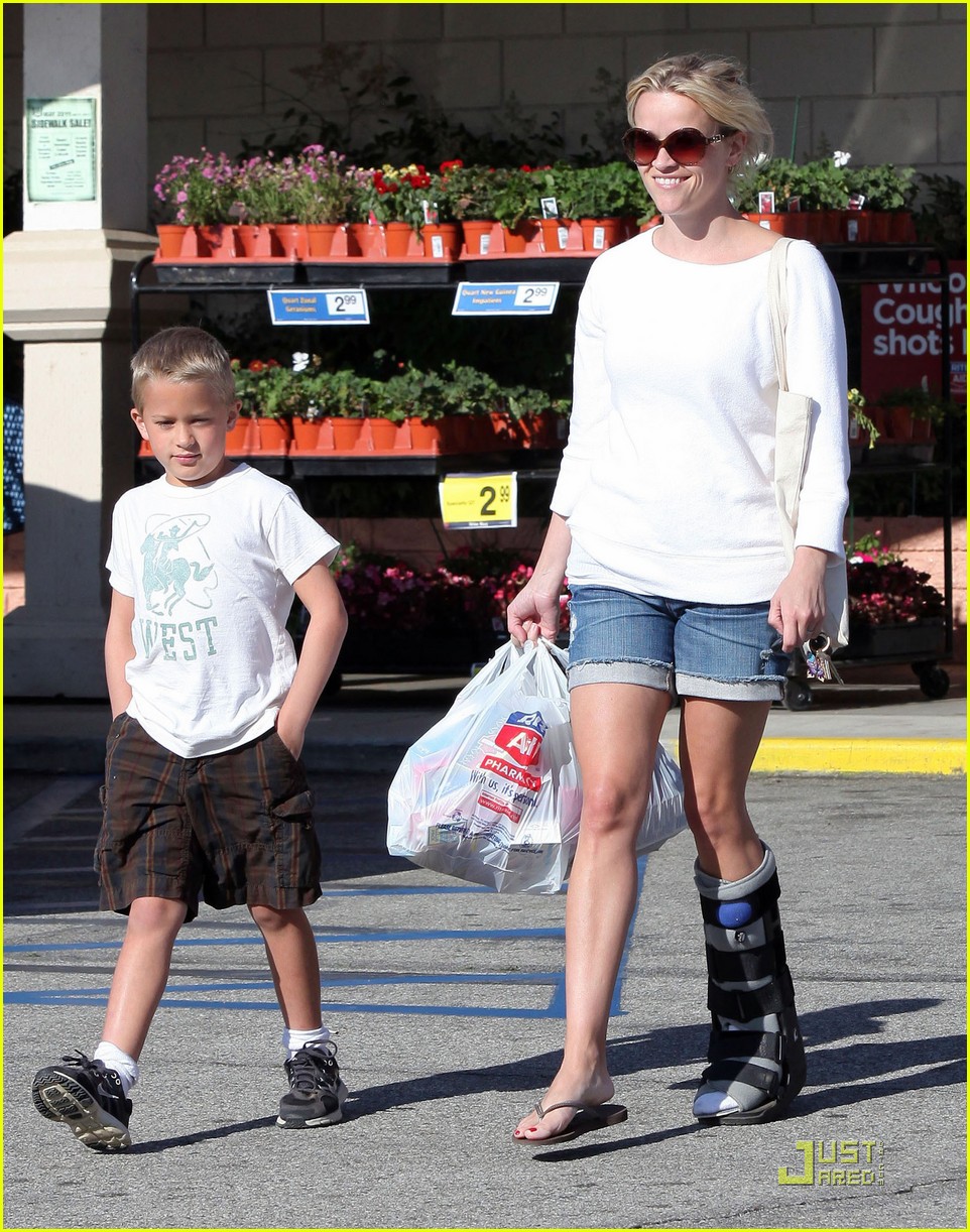 Reese Witherspoon: Brentwood with Deacon!: Photo 2548268 | Celebrity ...