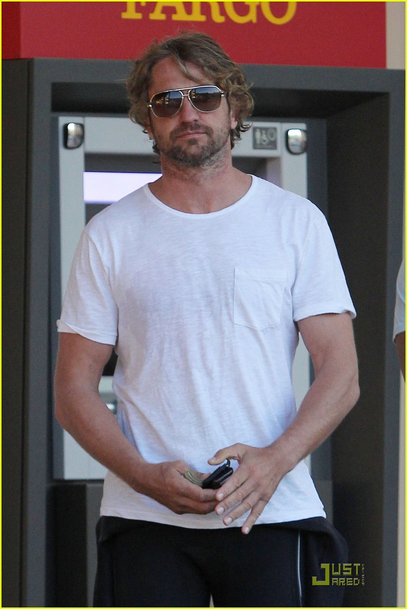 Gerard Butler: ATM Stop After Surfing!: Photo 2555725 | Gerard Butler ...