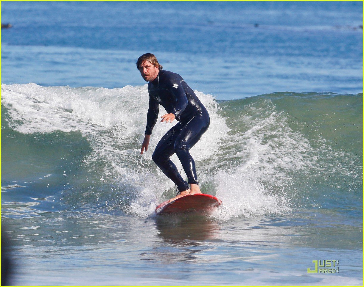 Gerard Butler: ATM Stop After Surfing!: Photo 2555727 | Gerard Butler ...