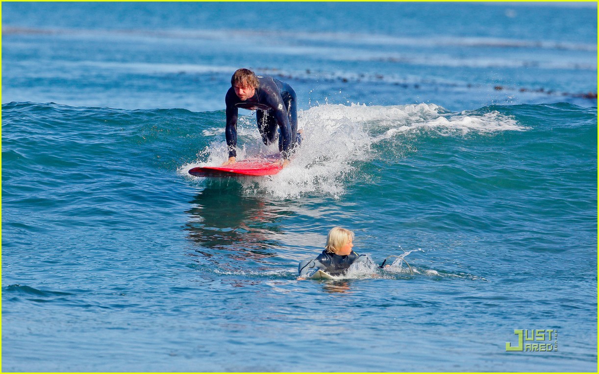 Gerard Butler: ATM Stop After Surfing!: Photo 2555730 | Gerard Butler ...