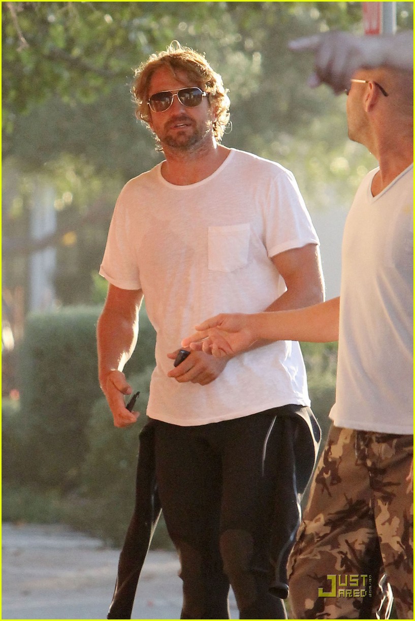 Gerard Butler: ATM Stop After Surfing!: Photo 2555739 | Gerard Butler ...