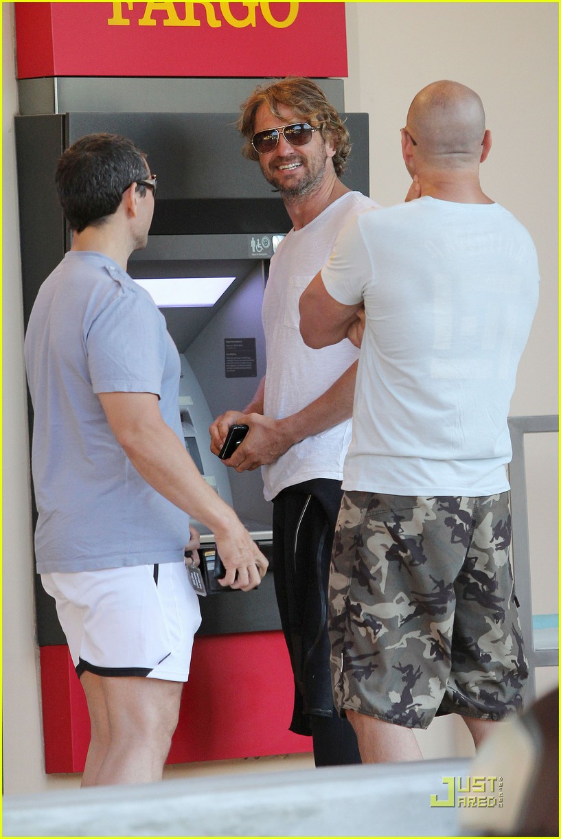Gerard Butler: ATM Stop After Surfing!: Photo 2555741 | Gerard Butler ...