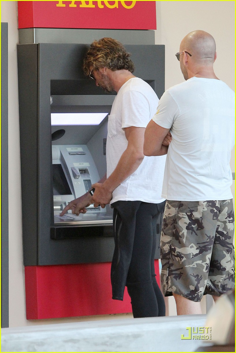 Gerard Butler: ATM Stop After Surfing!: Photo 2555744 | Gerard Butler ...
