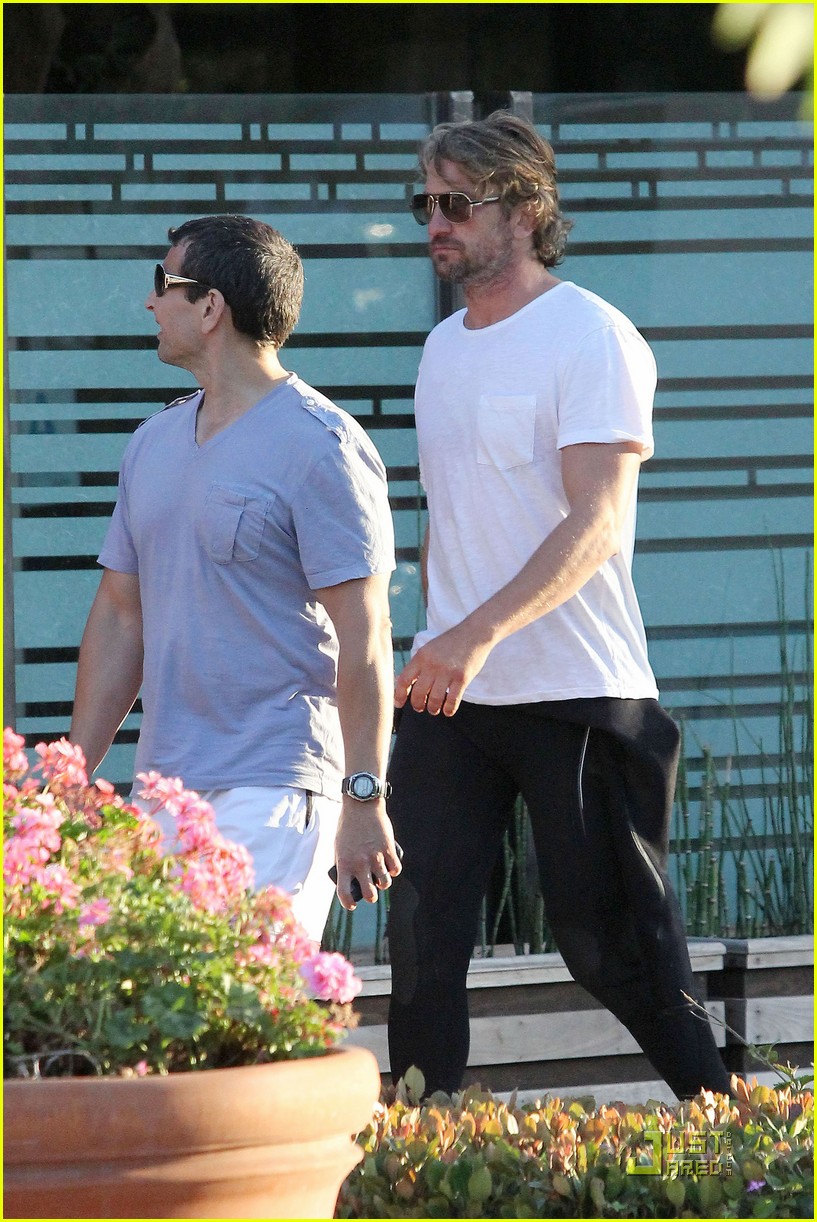 Gerard Butler: ATM Stop After Surfing!: Photo 2555745 | Gerard Butler ...