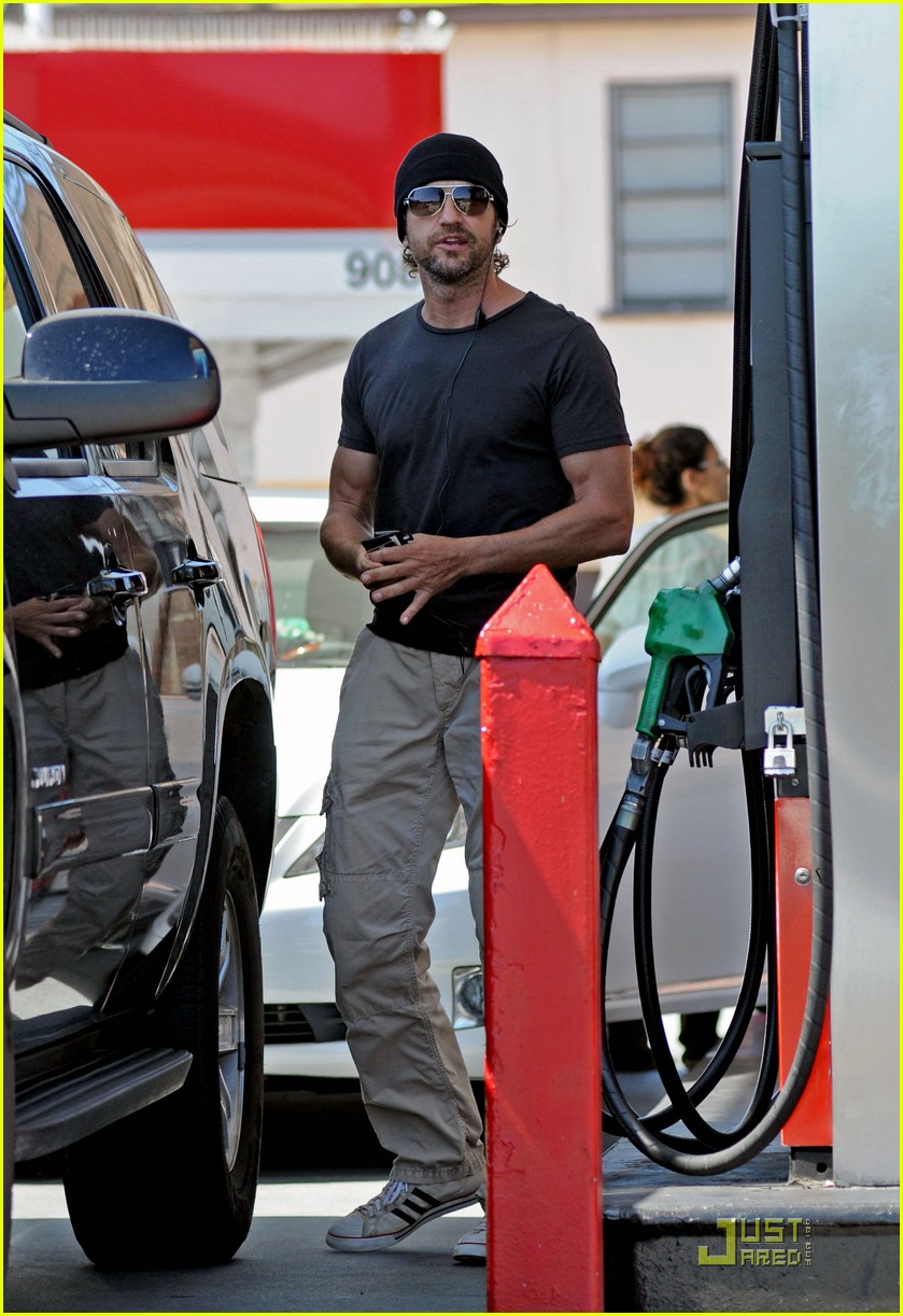 Gerard Butler: Gas Station Stud: Photo 2554278 | Gerard Butler Photos ...