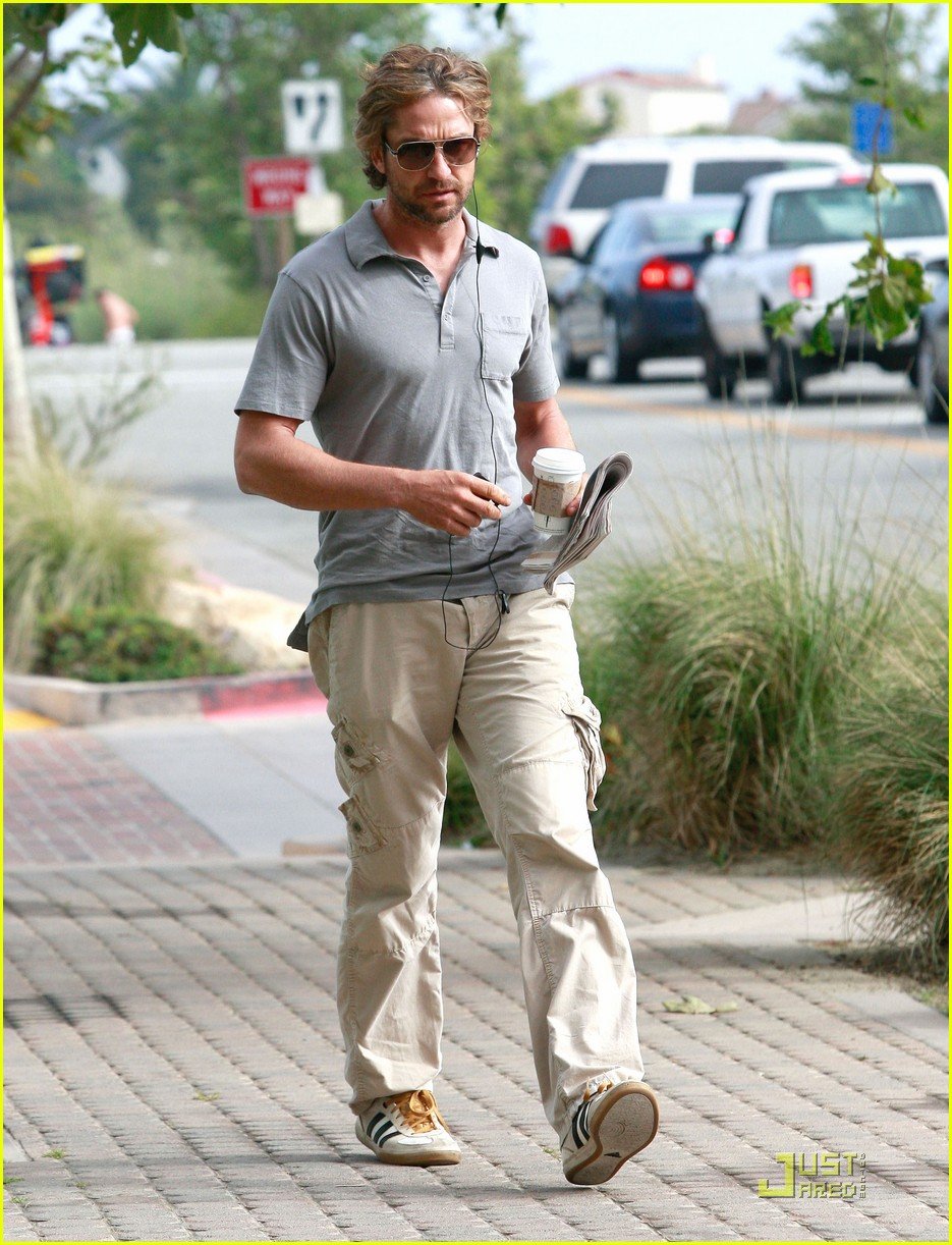 Gerard Butler: Starbucks Stop!: Photo 2555019 | Gerard Butler Photos ...