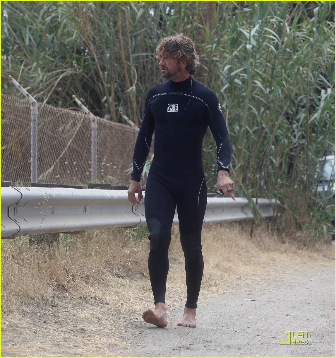 Gerard Butler: Wetsuit & Waves!: Photo 2555202 | Gerard Butler Photos ...