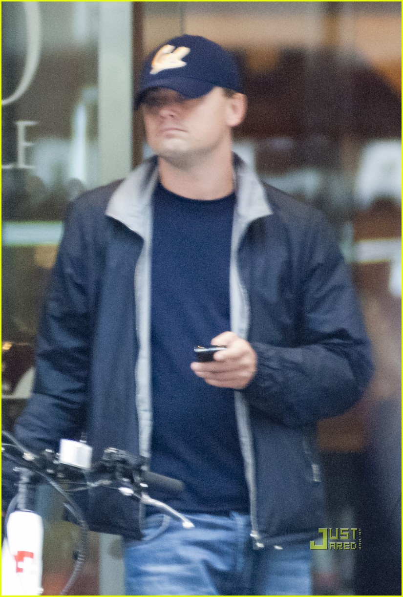 Leonardo DiCaprio: Phone Call in NYC: Photo 2552248 | Leonardo DiCaprio ...