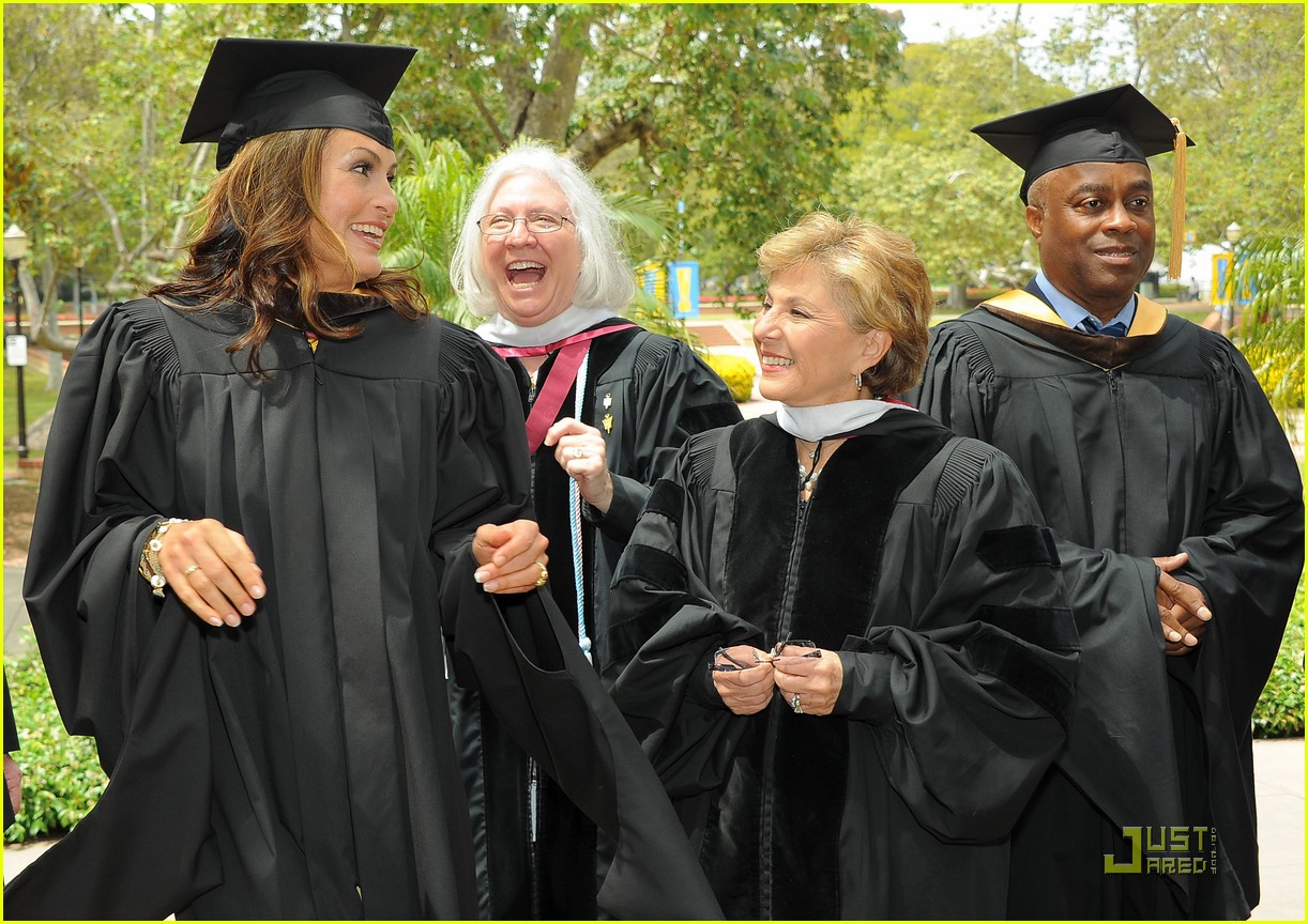 Mariska Hargitay: UCLA Commencement Speaker!: Photo 2551378 | Mariska ...