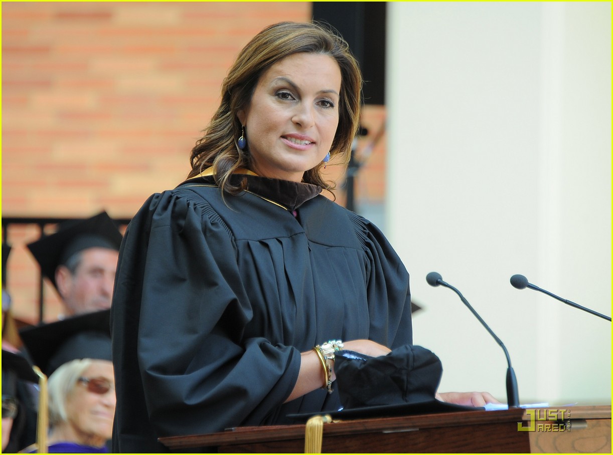 Mariska Hargitay: UCLA Commencement Speaker!: Photo 2551385 | Mariska ...