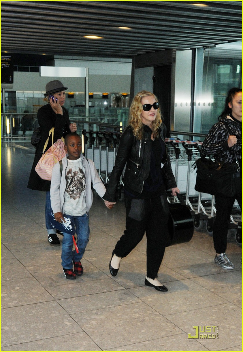 Madonna: Heathrow Airport with David & Rocco!: Photo 2554592 ...