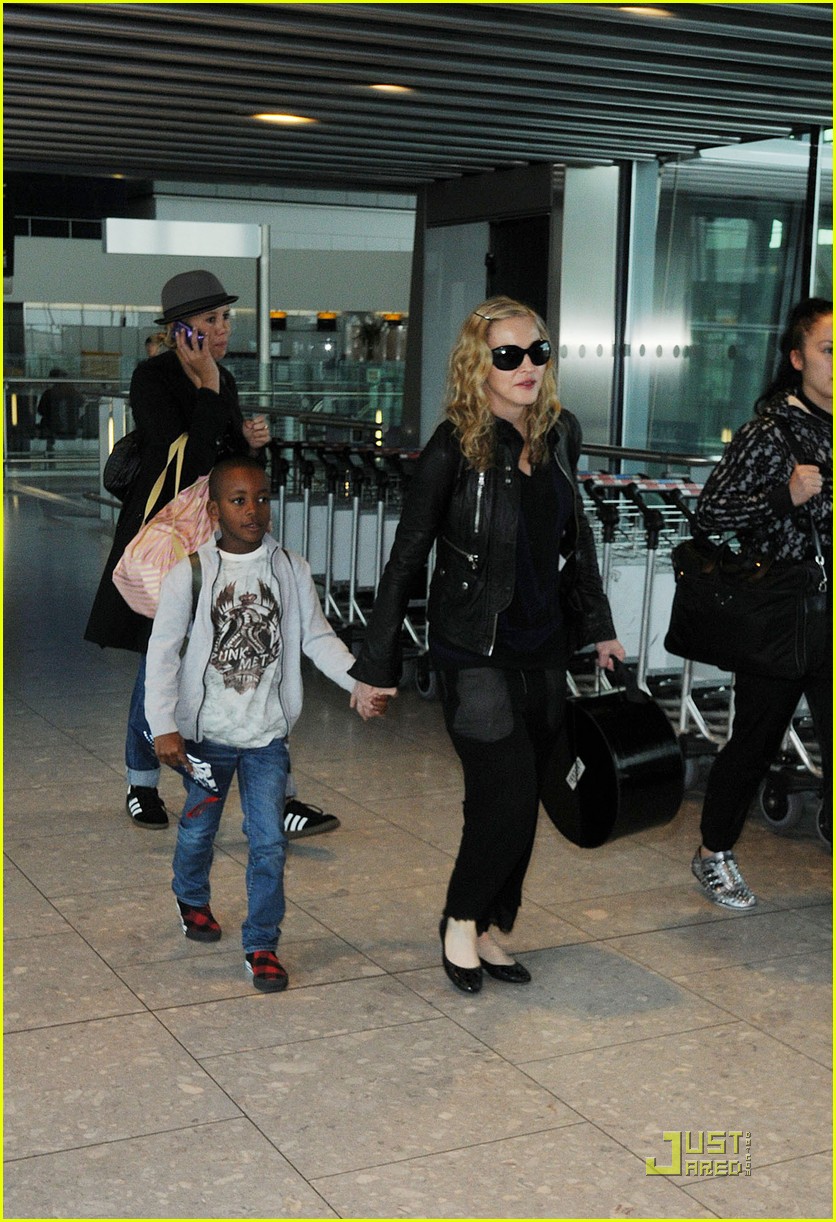 Madonna: Heathrow Airport with David & Rocco!: Photo 2554597 ...