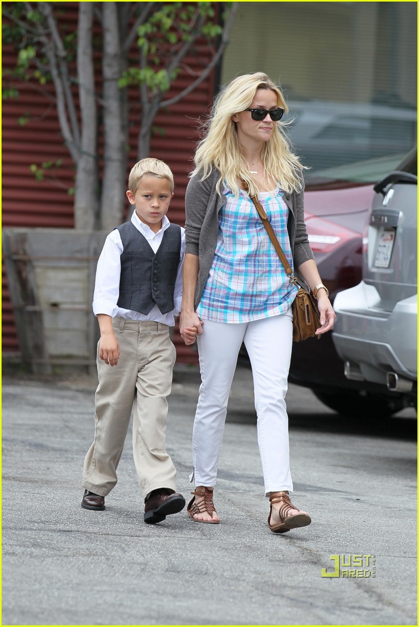 Reese Witherspoon: Father's Day Church Service: Photo 2553654 ...