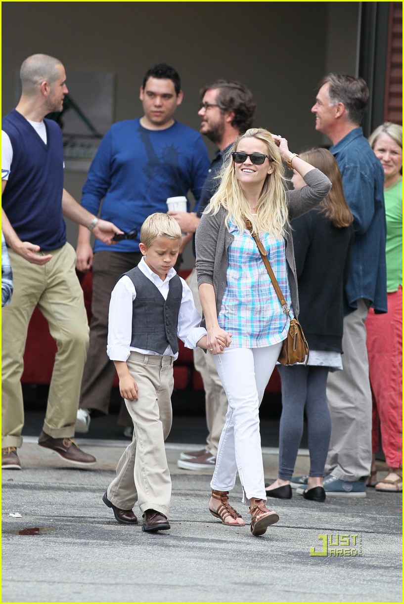 Reese Witherspoon: Father's Day Church Service: Photo 2553657 ...