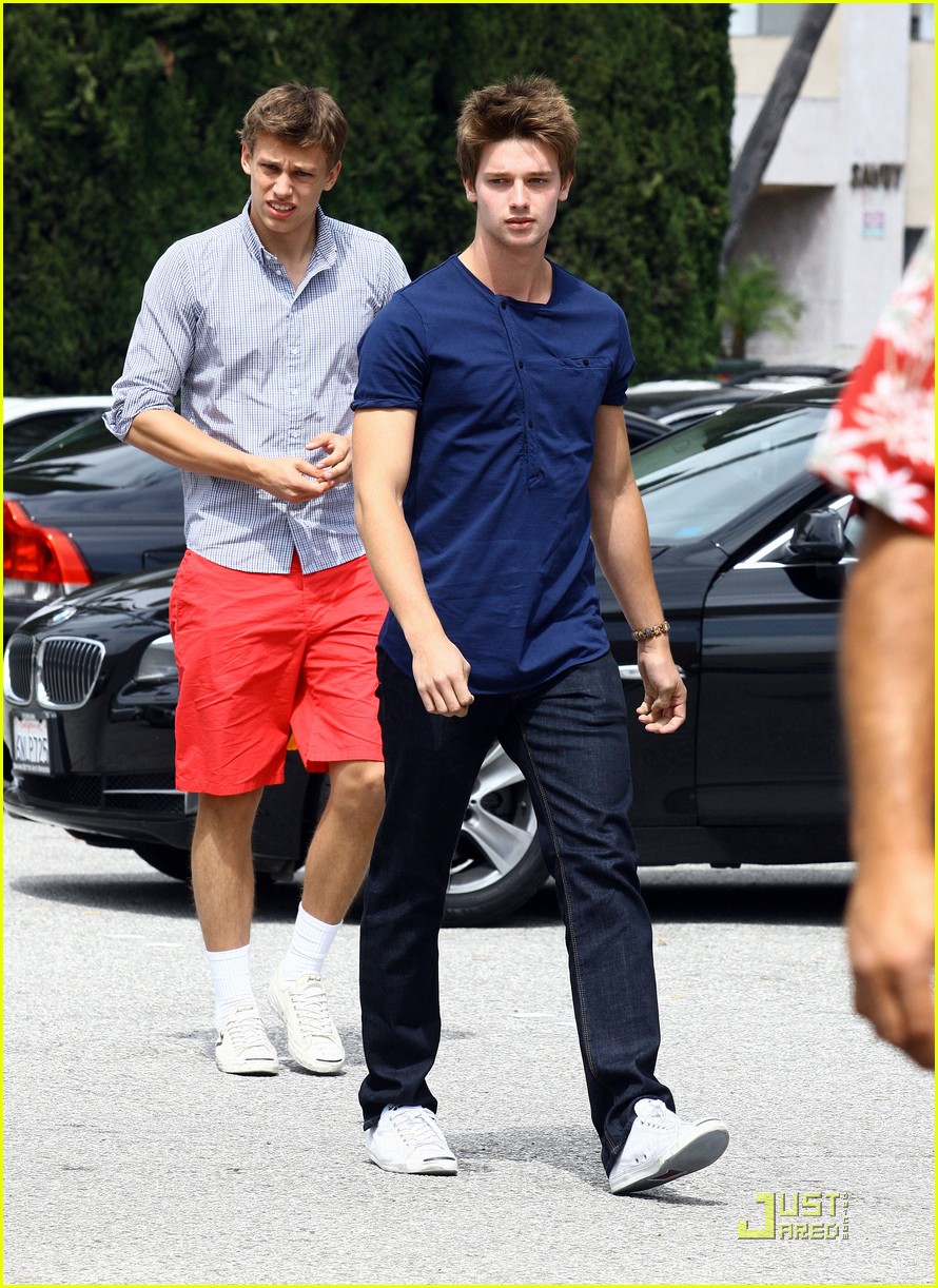 Maria Shriver Hikes, Patrick & Arnold Schwarzenegger Lunch: Photo ...