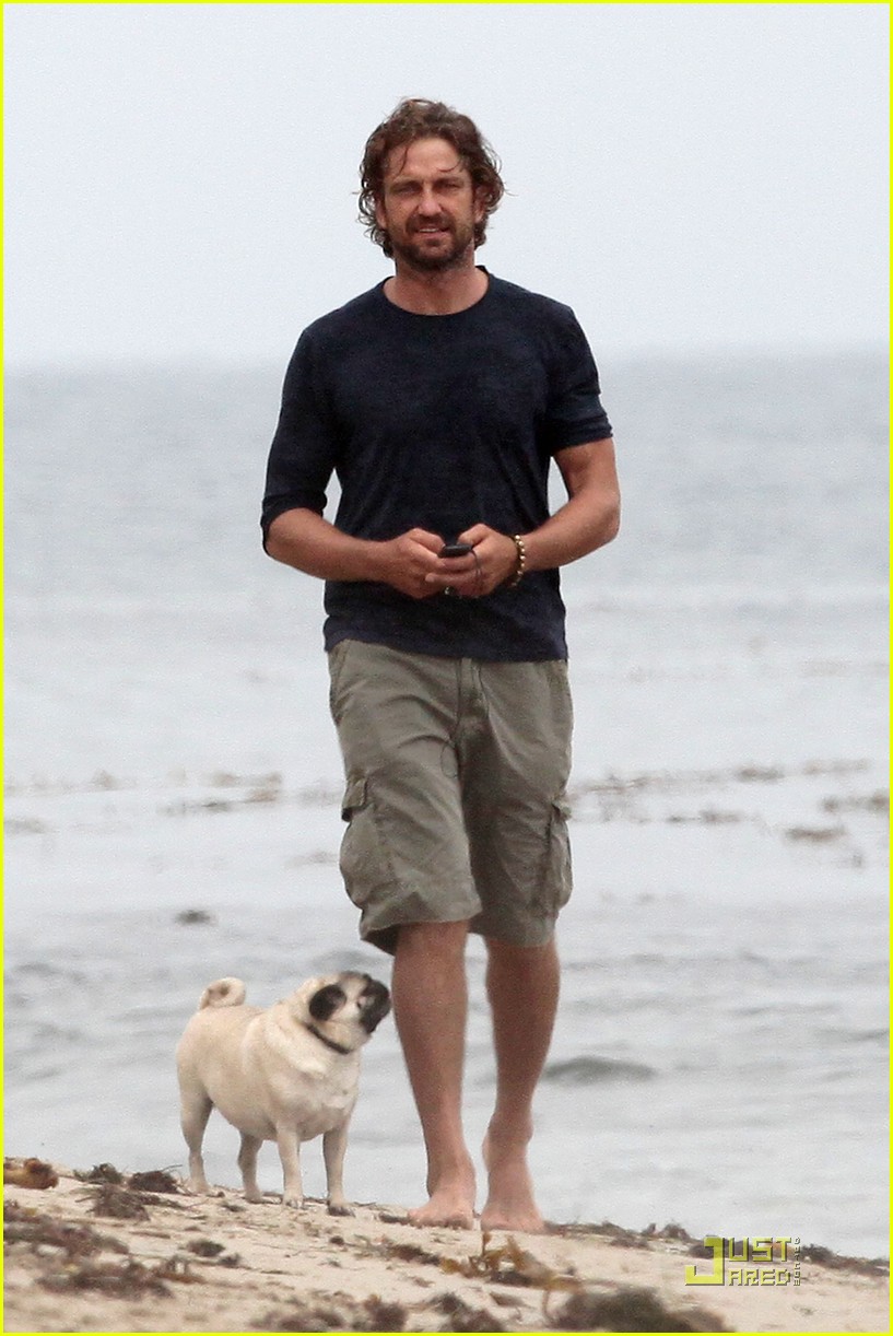 Gerard Butler Strolls the Beach with Lolita!: Photo 2557658 | Gerard Butler Photos | Just Jared ...