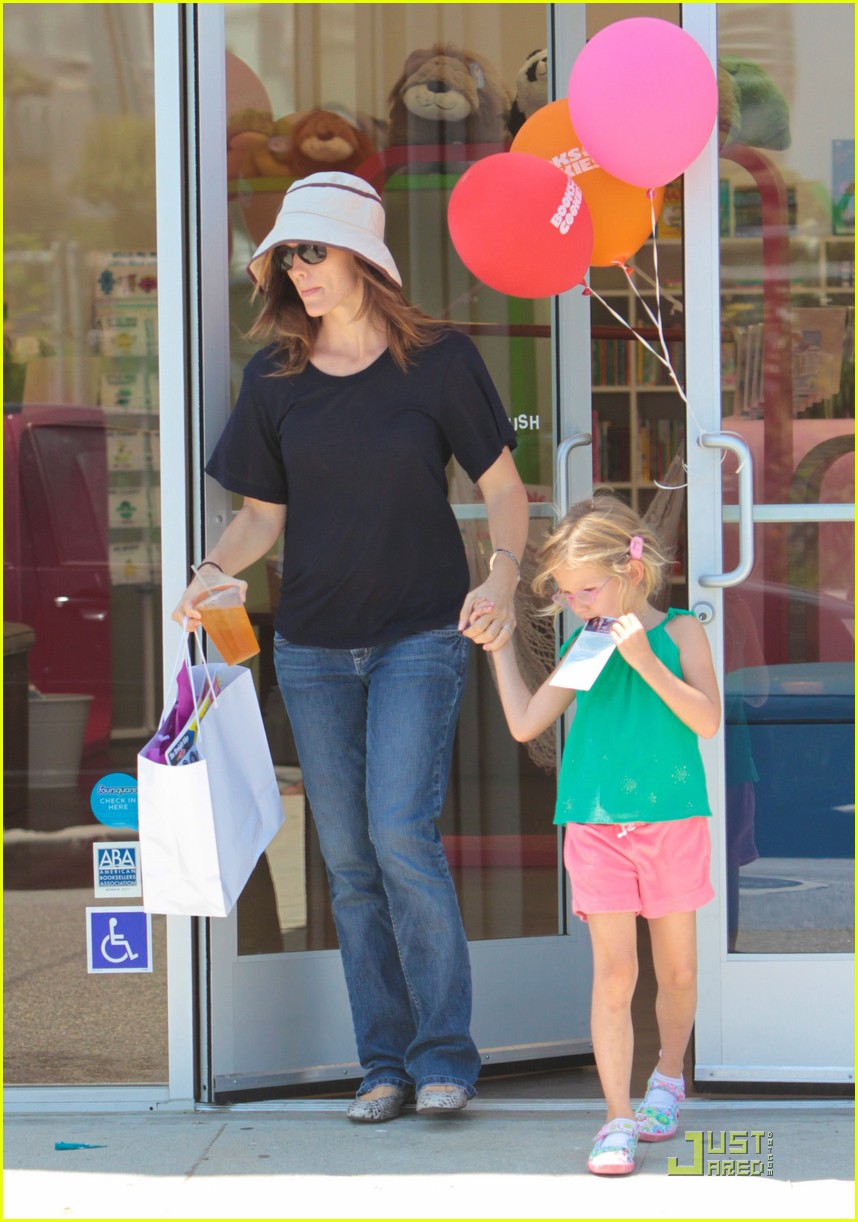 Jennifer Garner: Books and Cookies with the Girls!: Photo 2560207 | Ben ...
