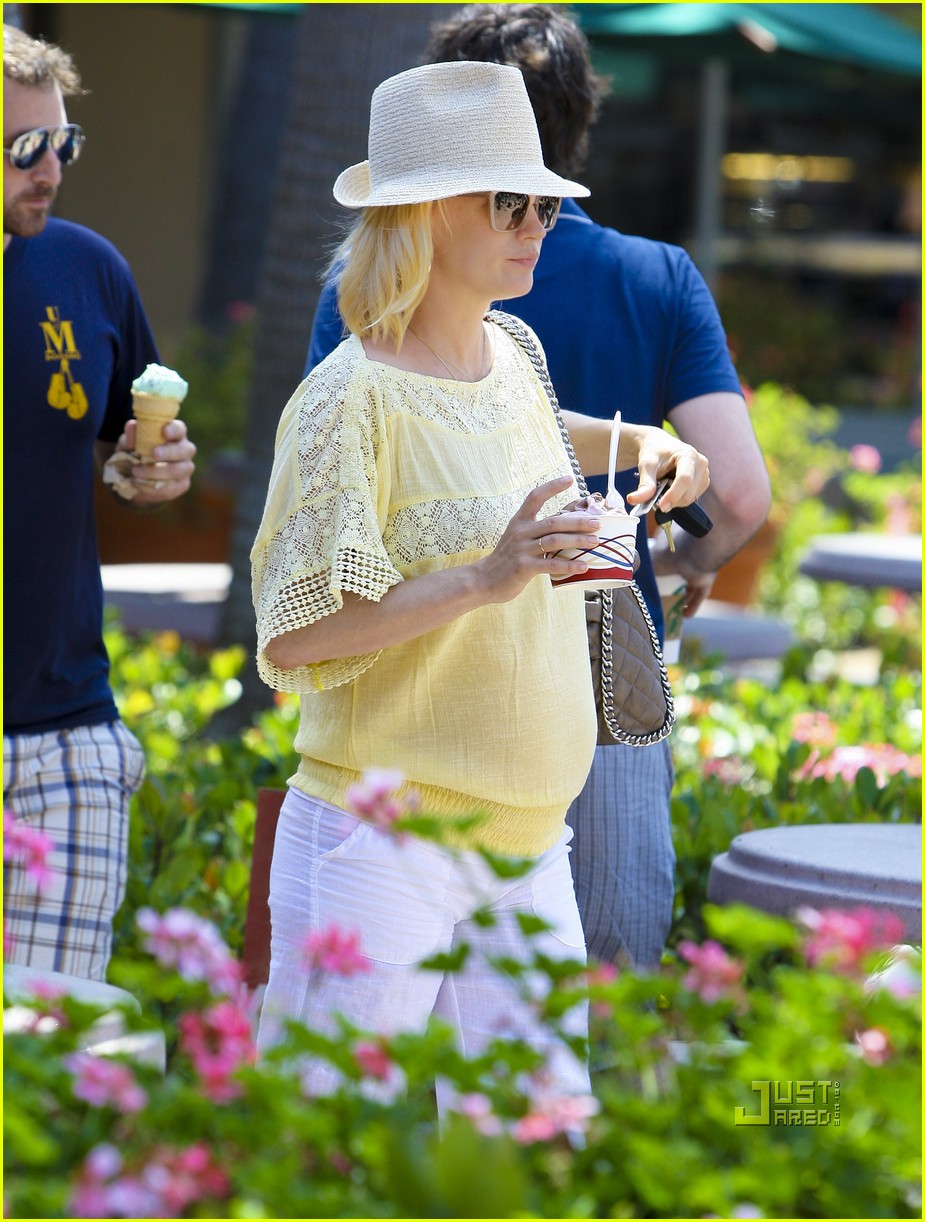 January Jones Screams for Ice Cream: Photo 2559460 | January Jones ...