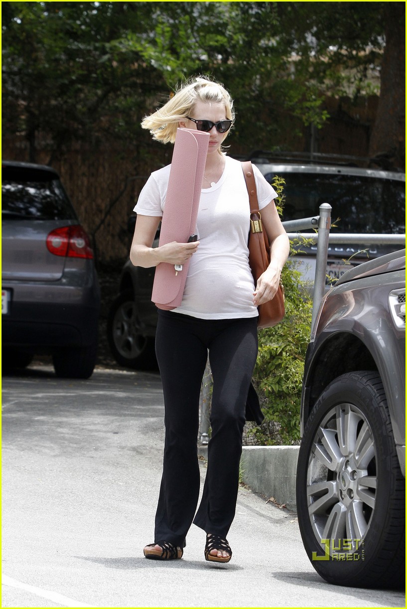 January Jones: Post Office Stop: Photo 2558649 | January Jones ...