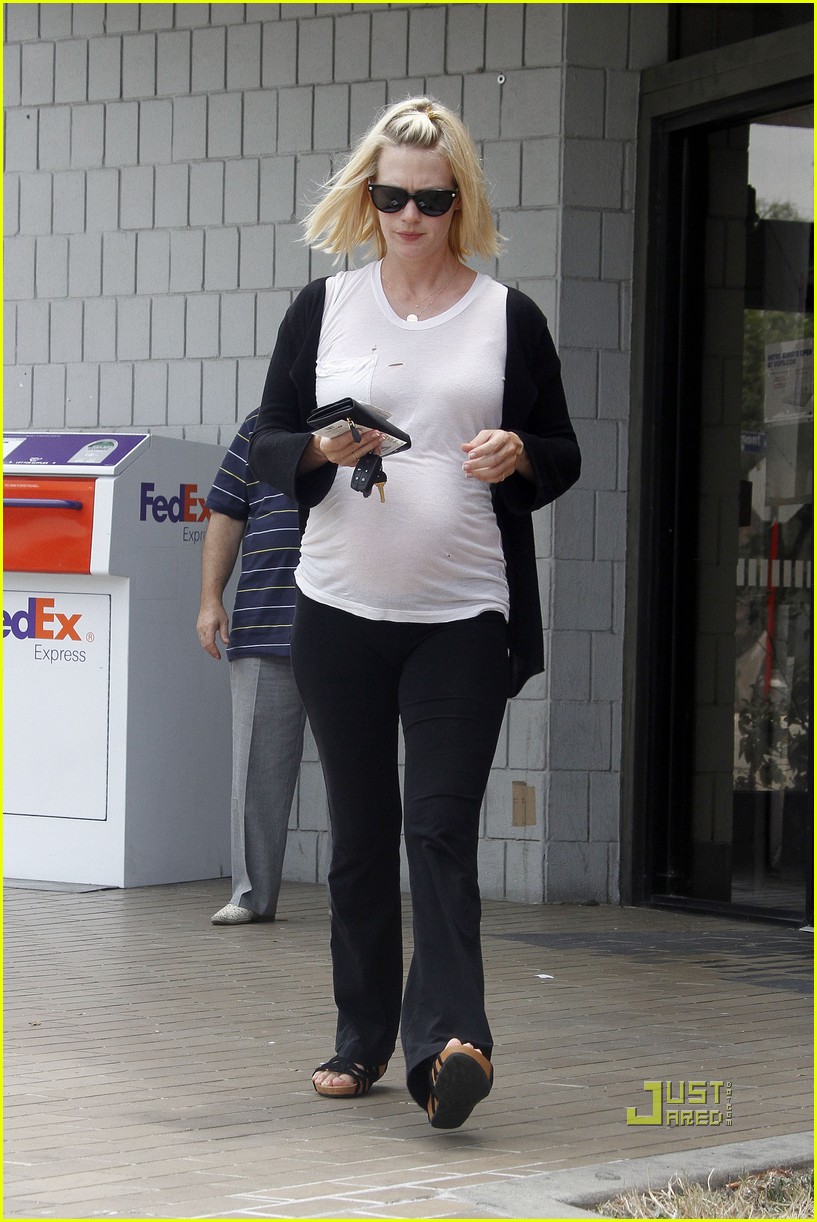 January Jones: Post Office Stop: Photo 2558656 | January Jones ...