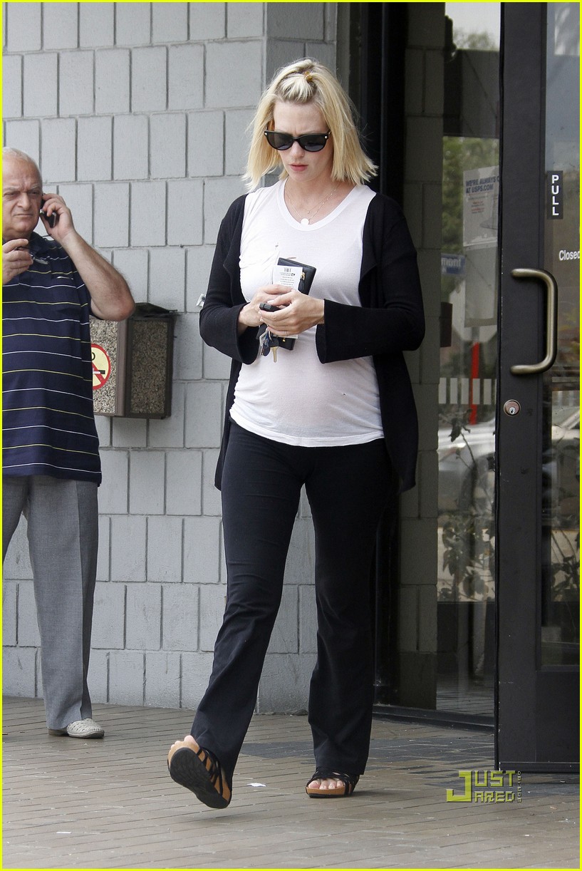 January Jones: Post Office Stop: Photo 2558659 | January Jones ...