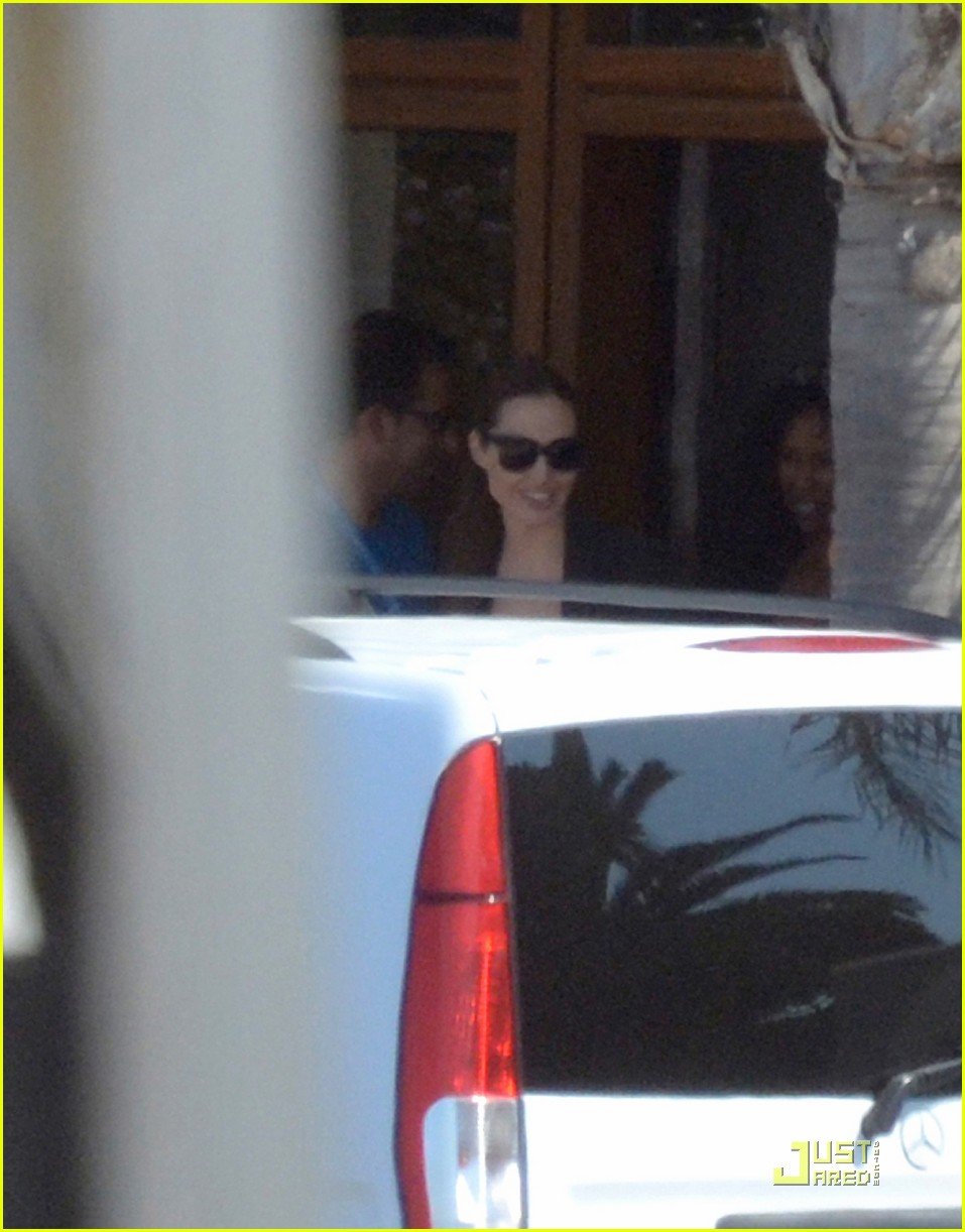 Angelina Jolie Departs Malta with Her Family: Photo 2559027 | Angelina ...