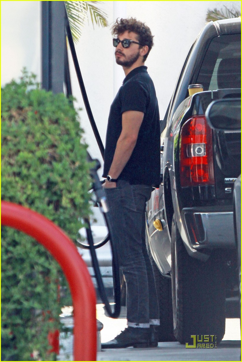 Shia LaBeouf: Gas Guy in Sherman Oaks: Photo 2562665 | Shia LaBeouf ...