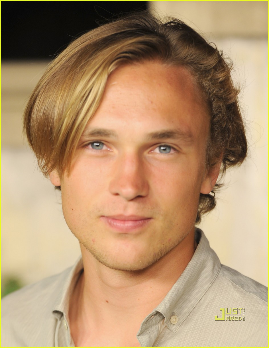 William Moseley & Jeremy Renner: 'Muta' with Miu Miu!: Photo 2562359 ...