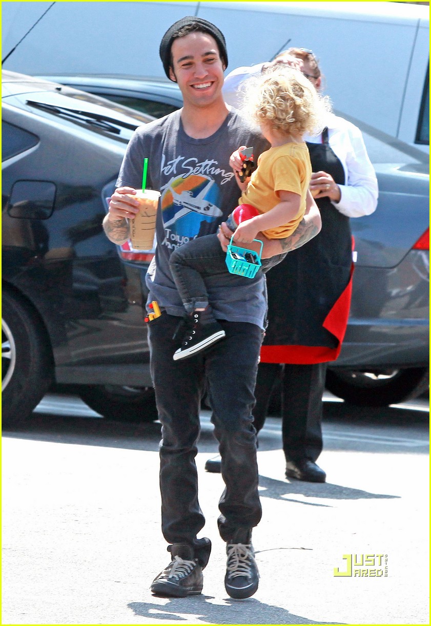 Pete Wentz: Starbucks with Bronx!: Photo 2561486 | Ashlee Simpson ...